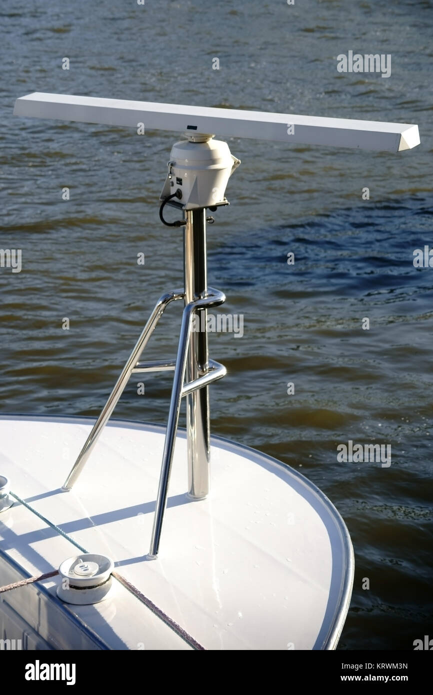Die Nahaufnahme Schiffradars am Bug einer Yacht Stock Photo - Alamy