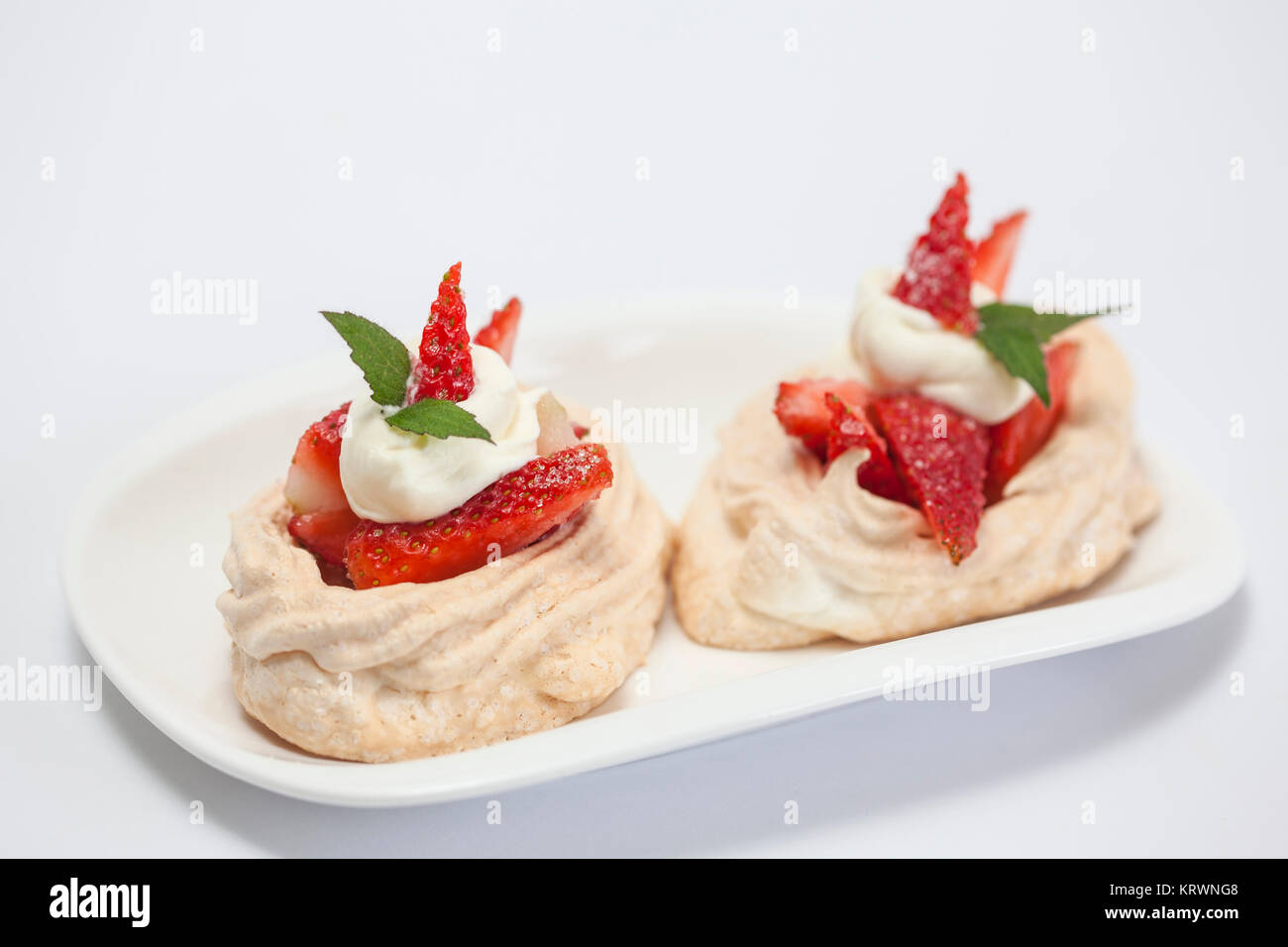 Meringues preparation : Meringues filled with strawberries and cream ...