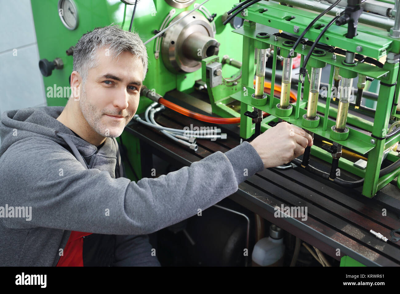 device for checking injectors. injection pump repair workshop,injector ...