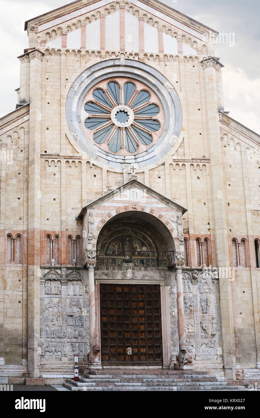 San zeno maggiore verona door hi-res stock photography and images - Alamy
