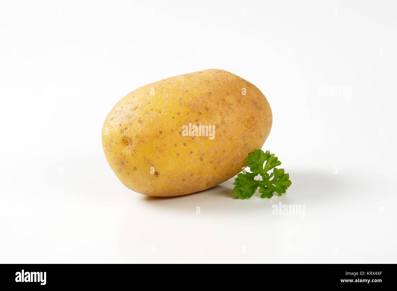single raw potato Stock Photo - Alamy
