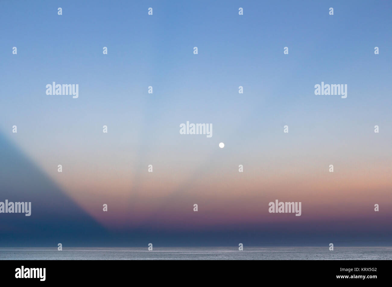 Sunset horizon ocean refraction hi-res stock photography and images - Alamy