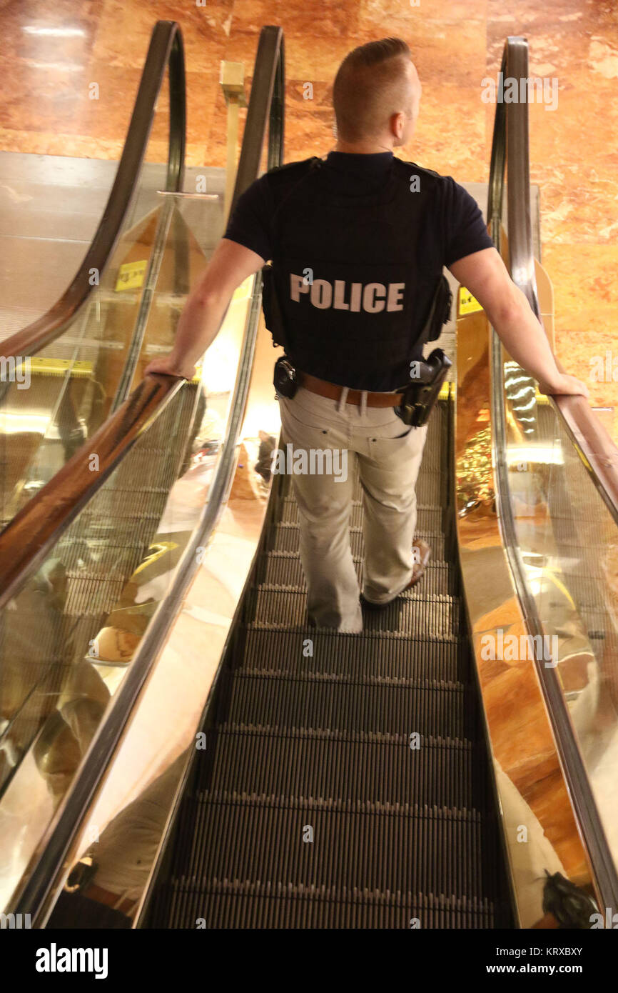 New York City, New York, USA. 20th Dec, 2017. A police officer on a ...