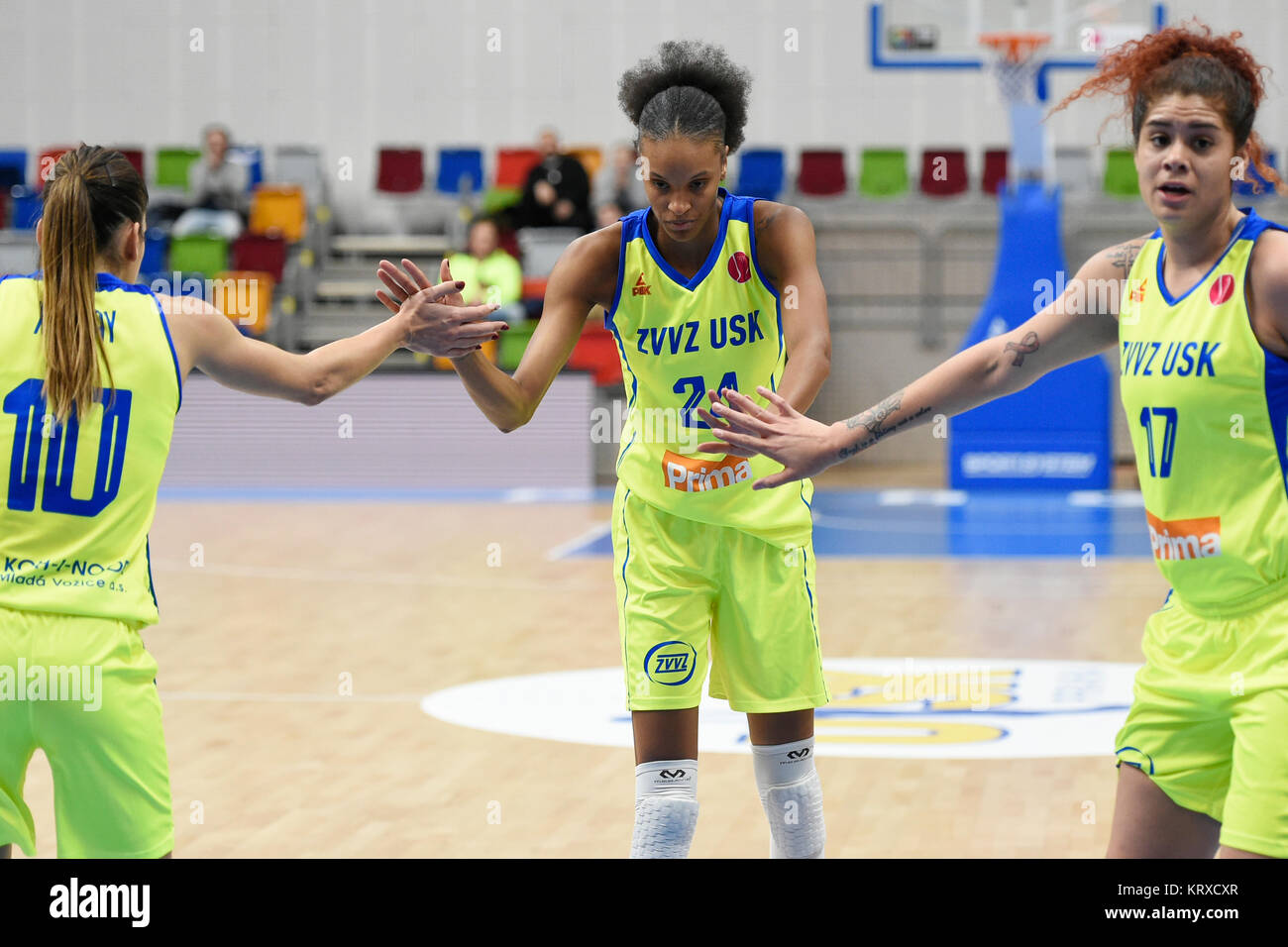 L-R Marta Xargay, DeWanna Bonner and Amanda Zahui (all USK) in action ...