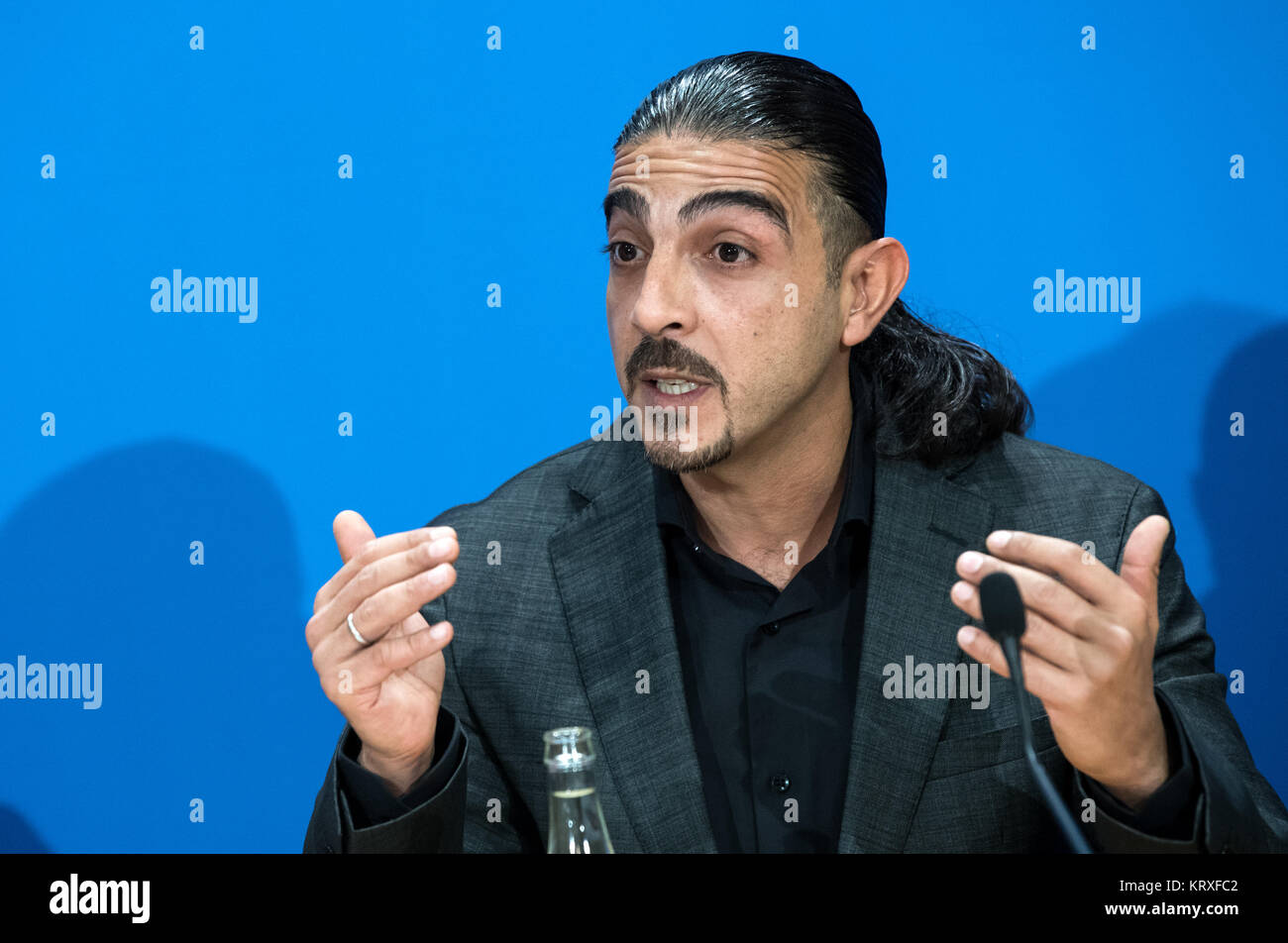 Prize recipient Muhammed Muheisen speaks at the 'Unicef - Photo of the ...