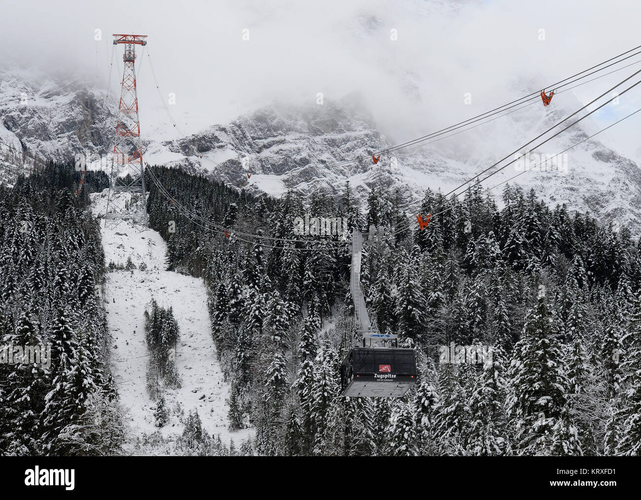 Garmisch-Partenkirchen, Germany. 21st Dec, 2017. A gondola of the new ...