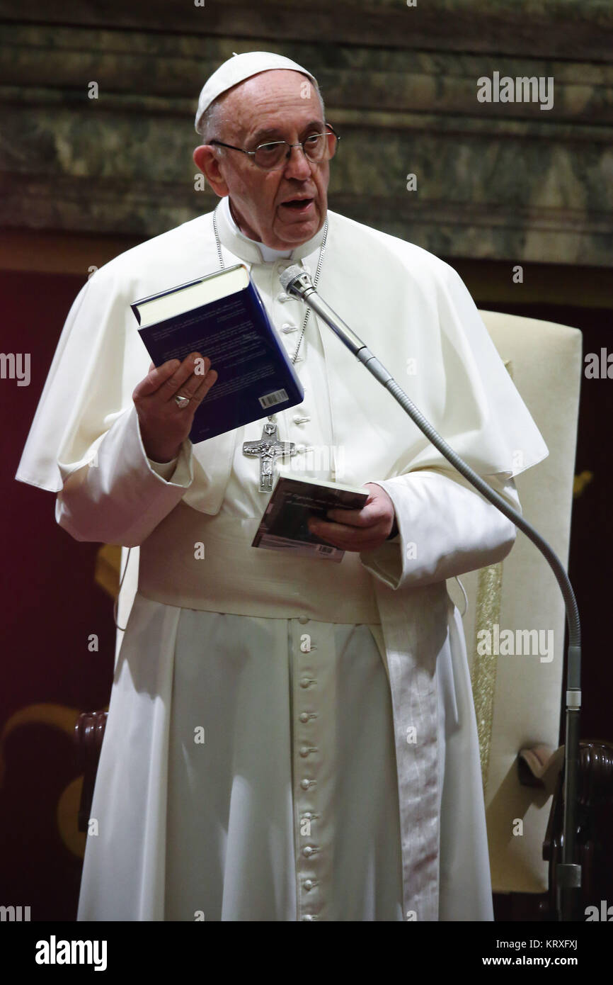 Vatican. 21st December, 2017. POPE FRANCIS attends the ceremony of the ...