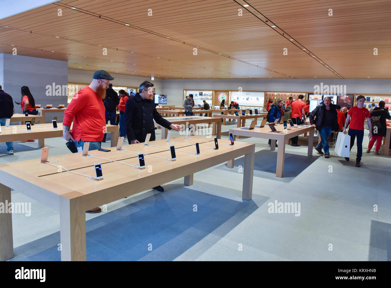 Chicago, USA. 21 December 2017. The new flagship Apple store, on the ...