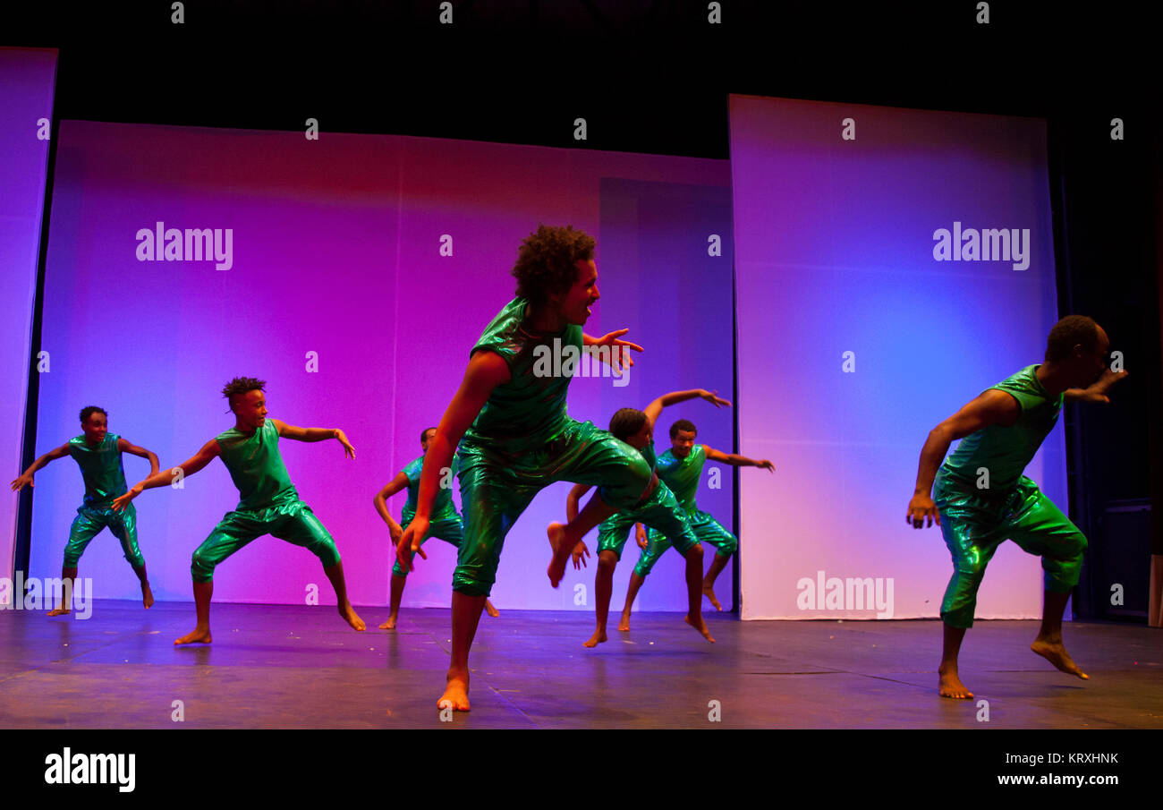 African Dancer performance show Stock Photo - Alamy