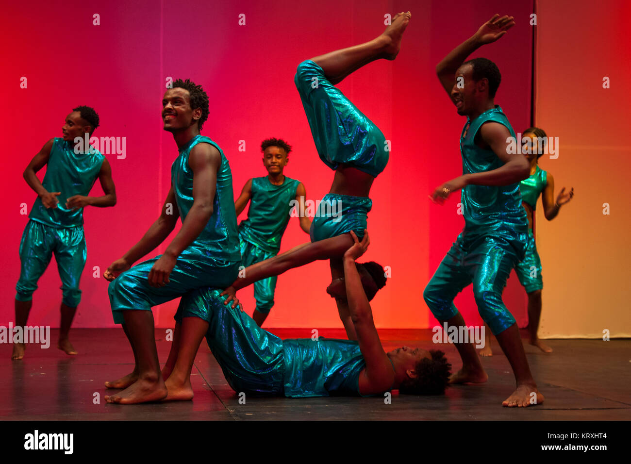 African Dancer performance show Stock Photo - Alamy