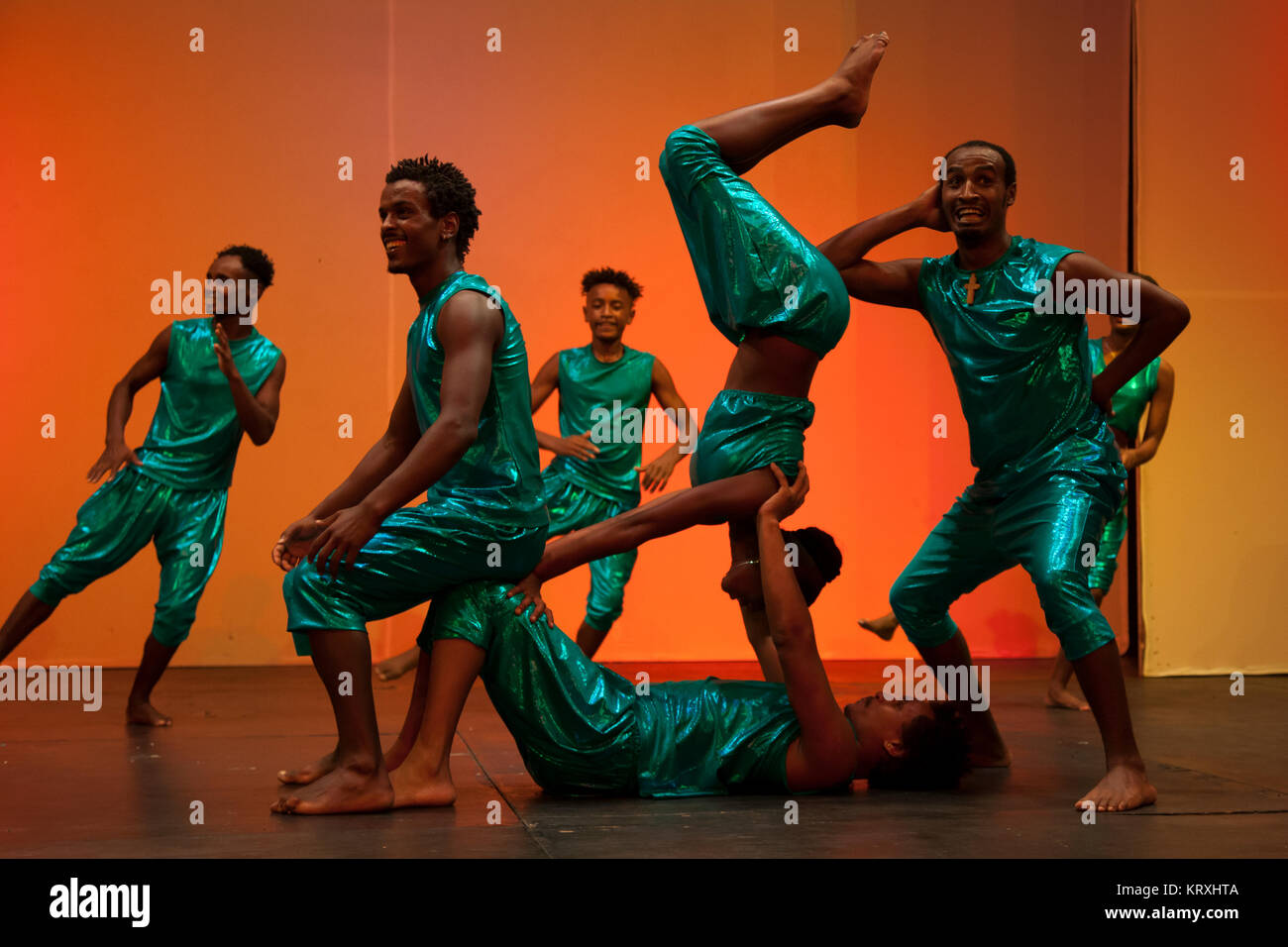 African Dancer performance show Stock Photo - Alamy