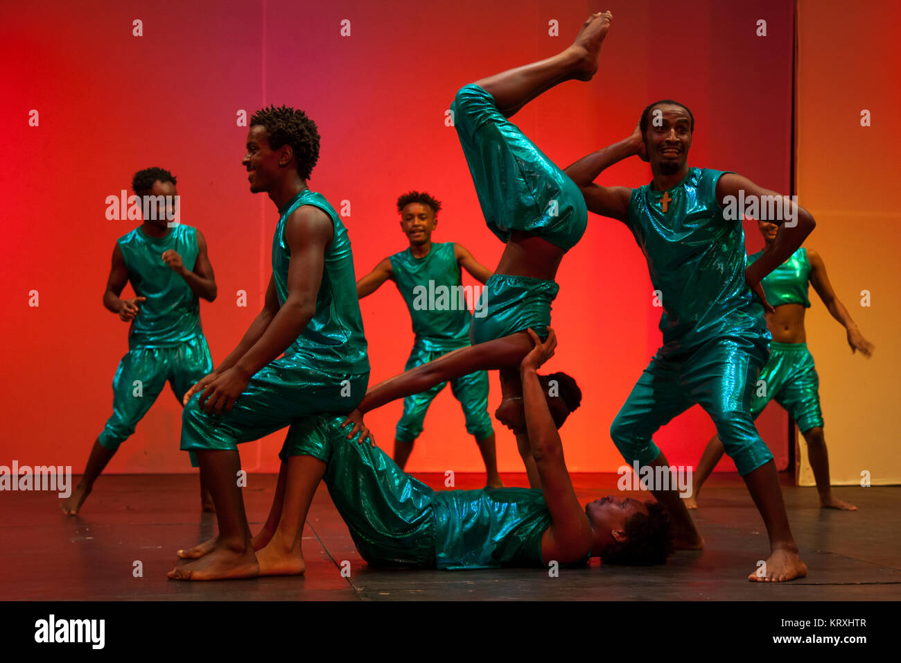 African Dancer performance show Stock Photo - Alamy