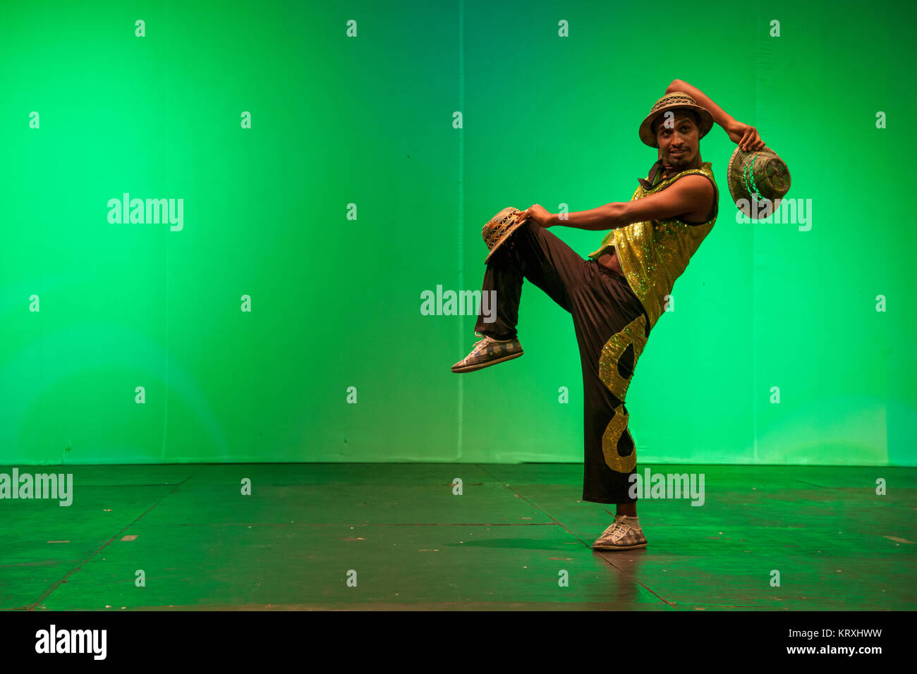 African Dancer performance show Stock Photo - Alamy