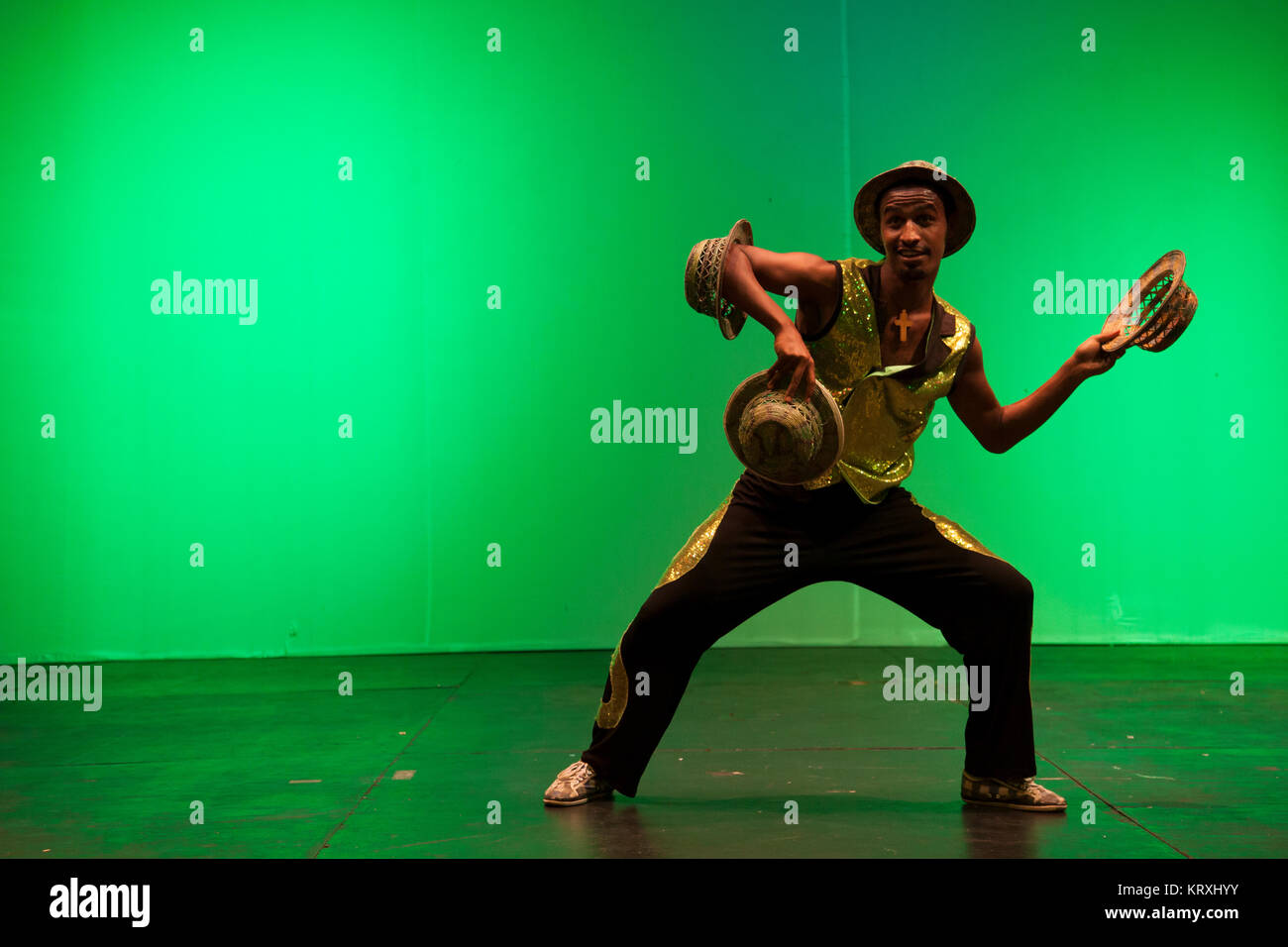 African Dancer performance show Stock Photo - Alamy