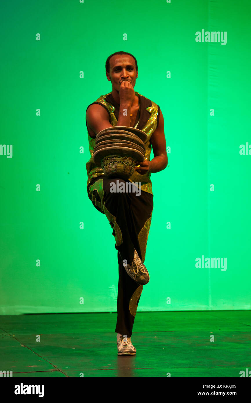 African Dancer performance show Stock Photo - Alamy