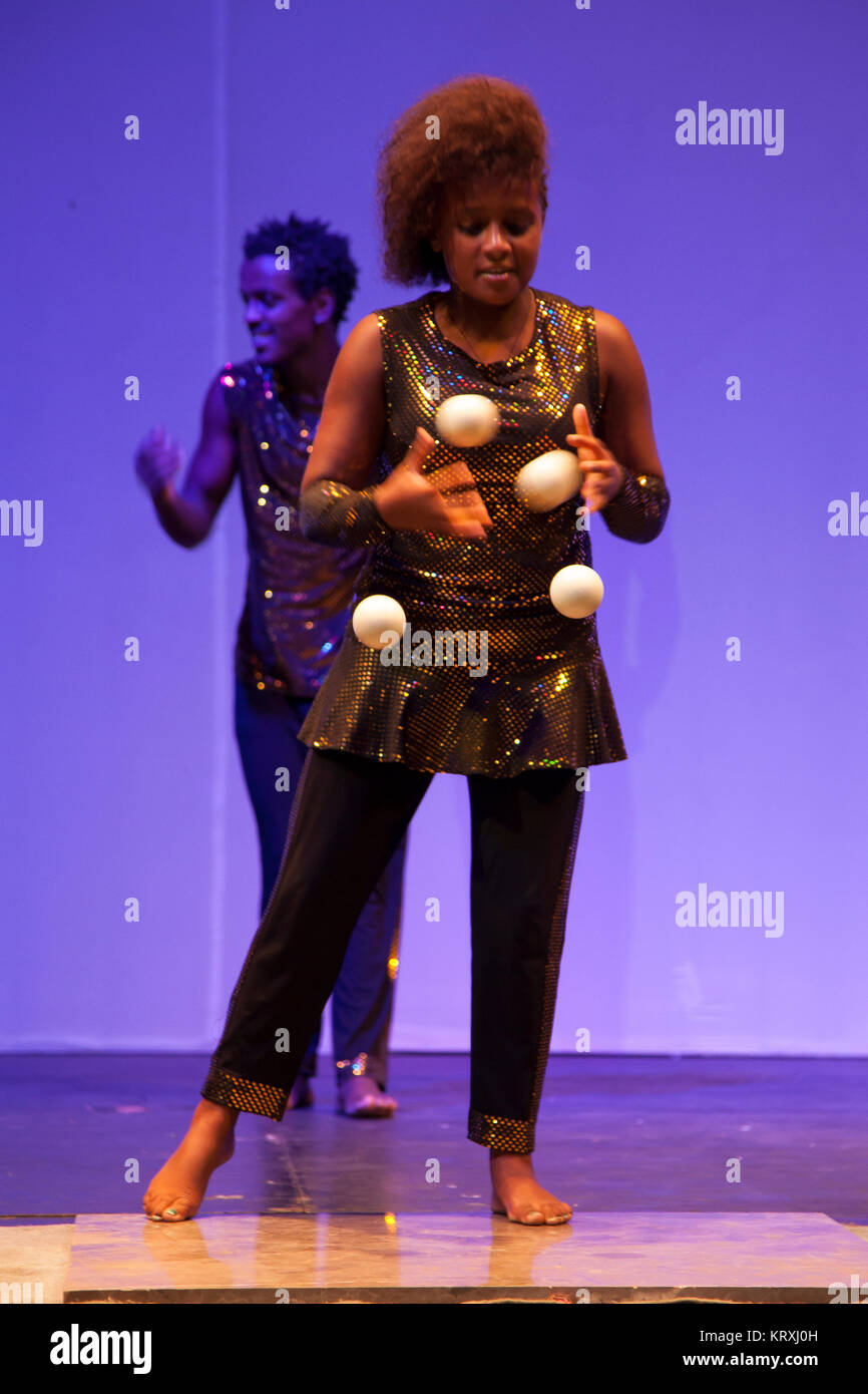 African Dancer performance show Stock Photo - Alamy