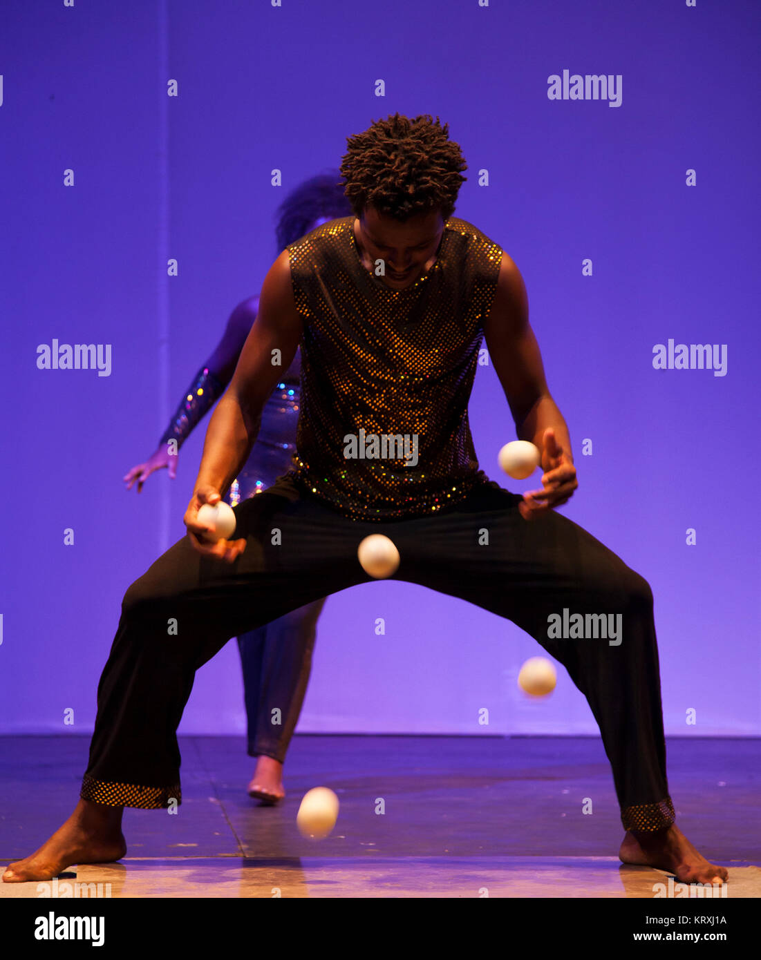 African Dancer performance show Stock Photo - Alamy