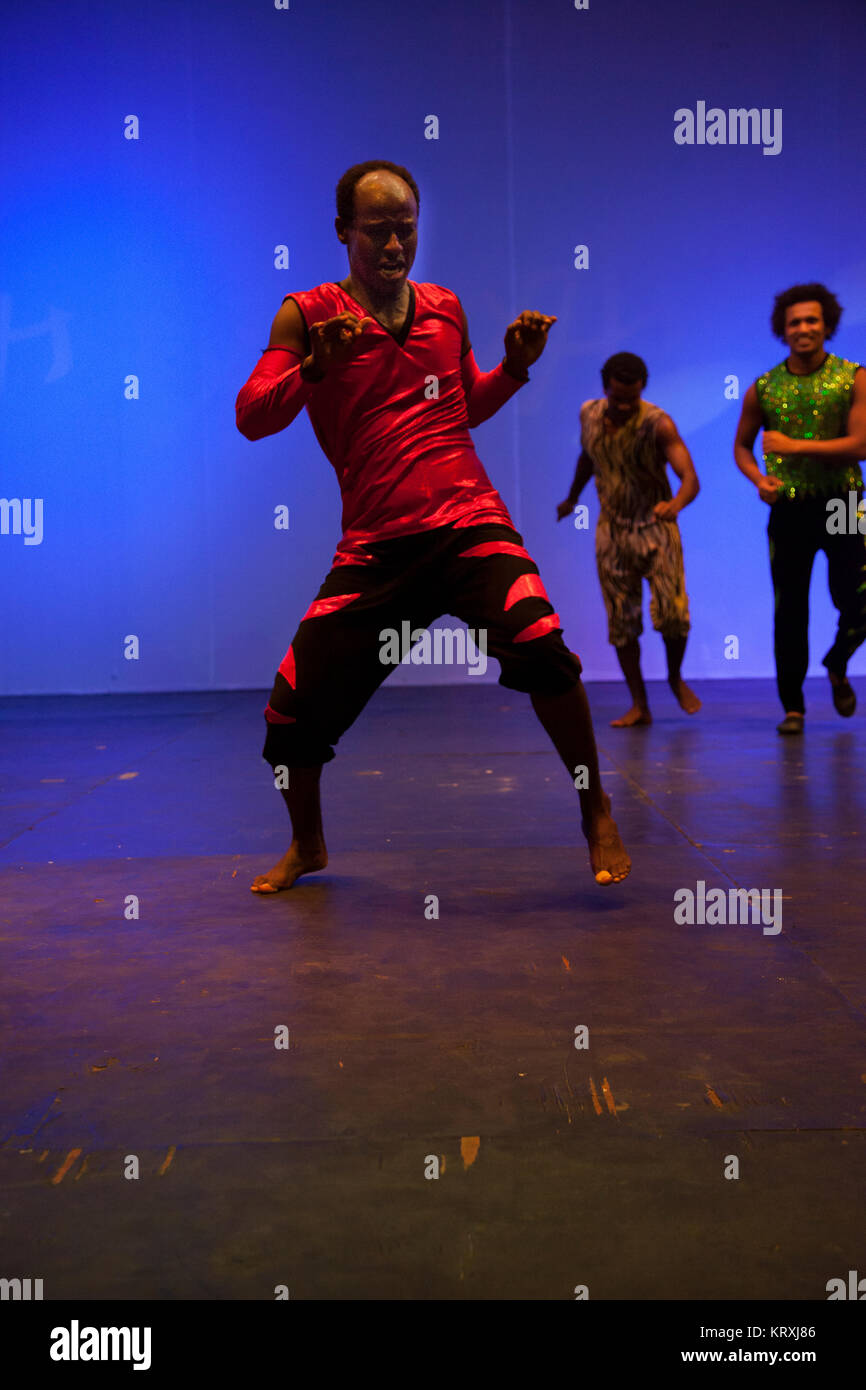 African Dancer performance show Stock Photo - Alamy