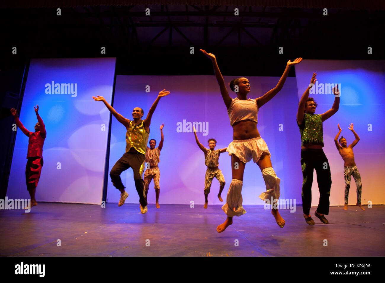 African Dancer performance show Stock Photo - Alamy