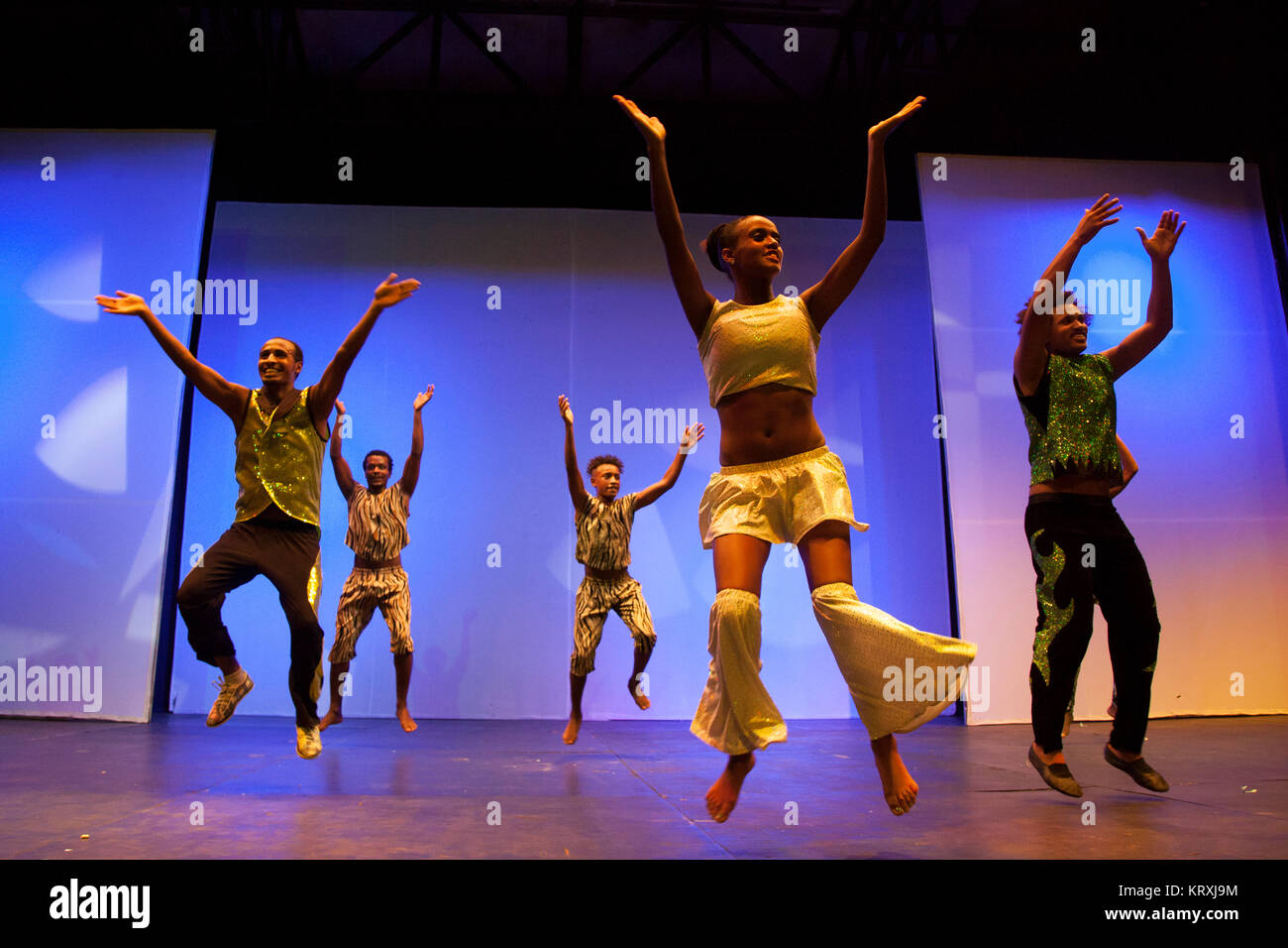 African Dancer performance show Stock Photo - Alamy