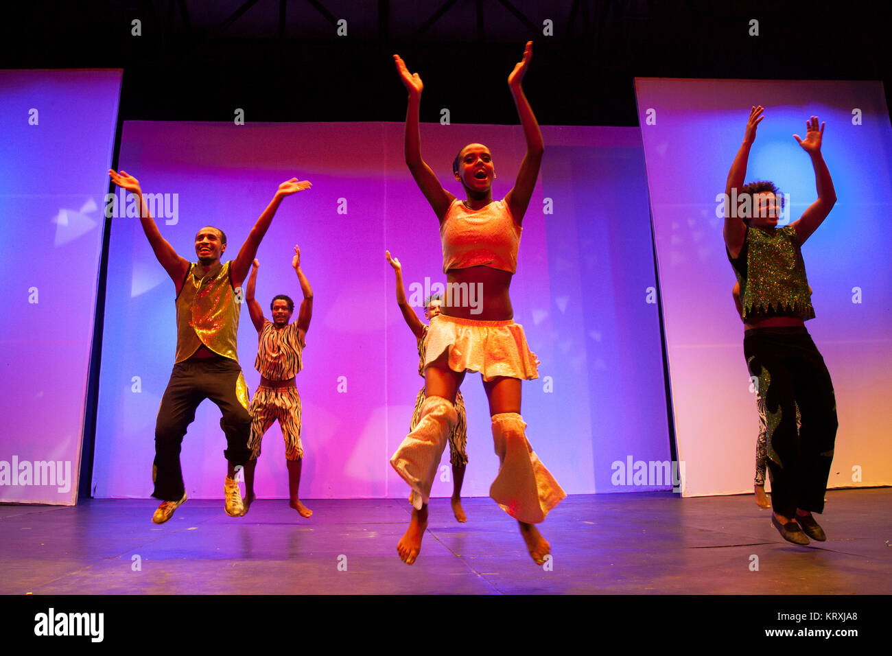 African Dancer performance show Stock Photo - Alamy
