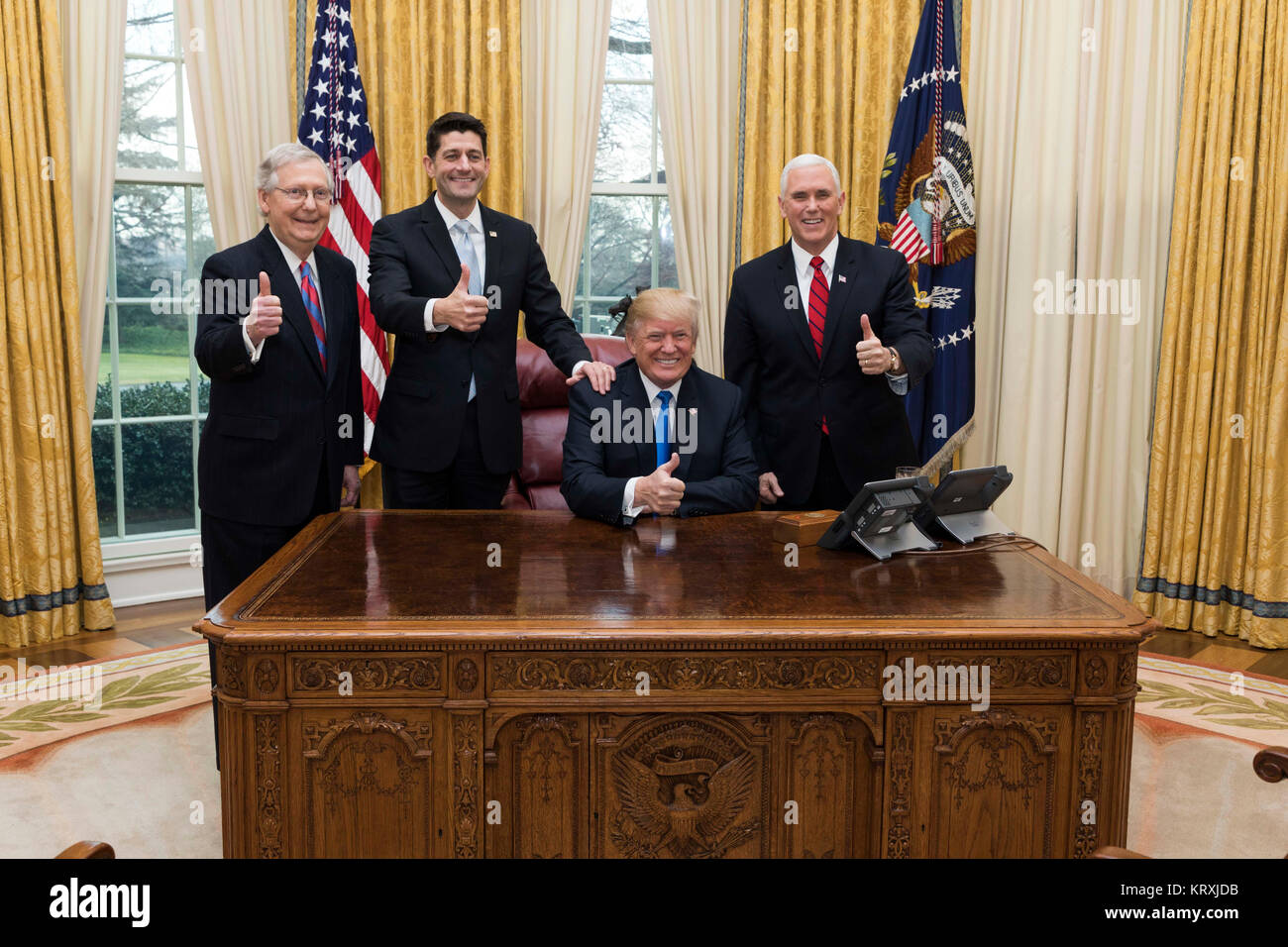 Thumbs up oval office hi-res stock photography and images - Alamy