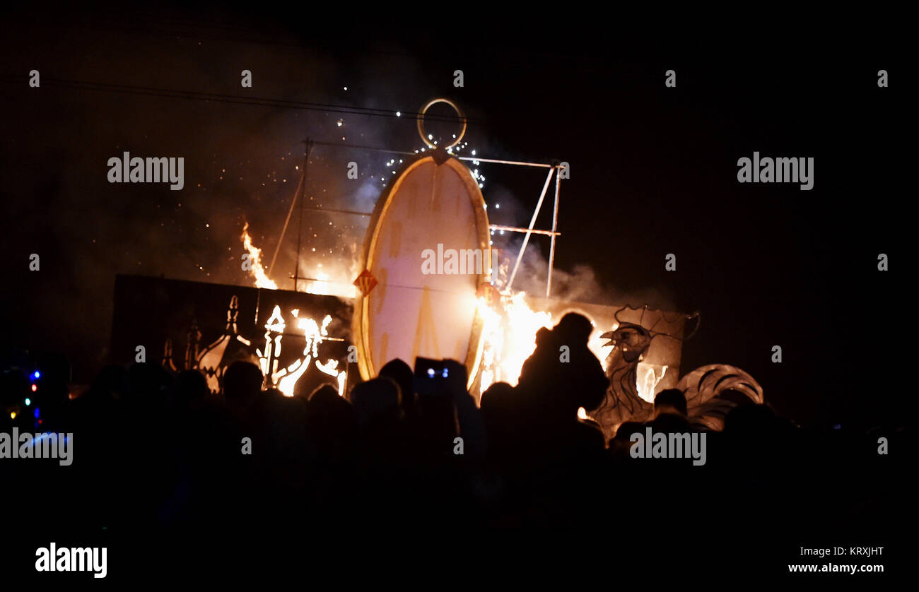 Brighton, UK. 21st Dec, 2017. Thousands take part in the annual Burning ...