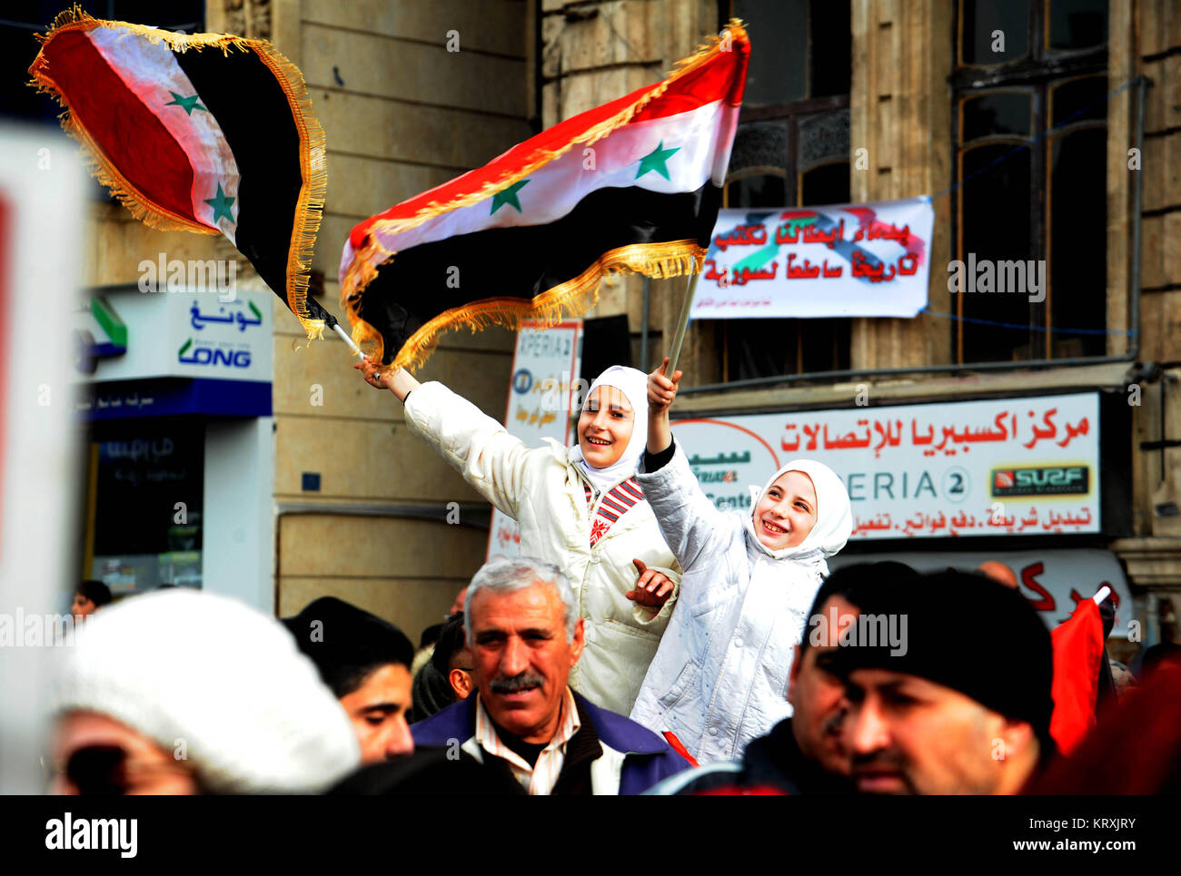 (171221) -- ALEPPO (SYRIA), Dec. 21, 2017 (Xinhua) -- People wave ...