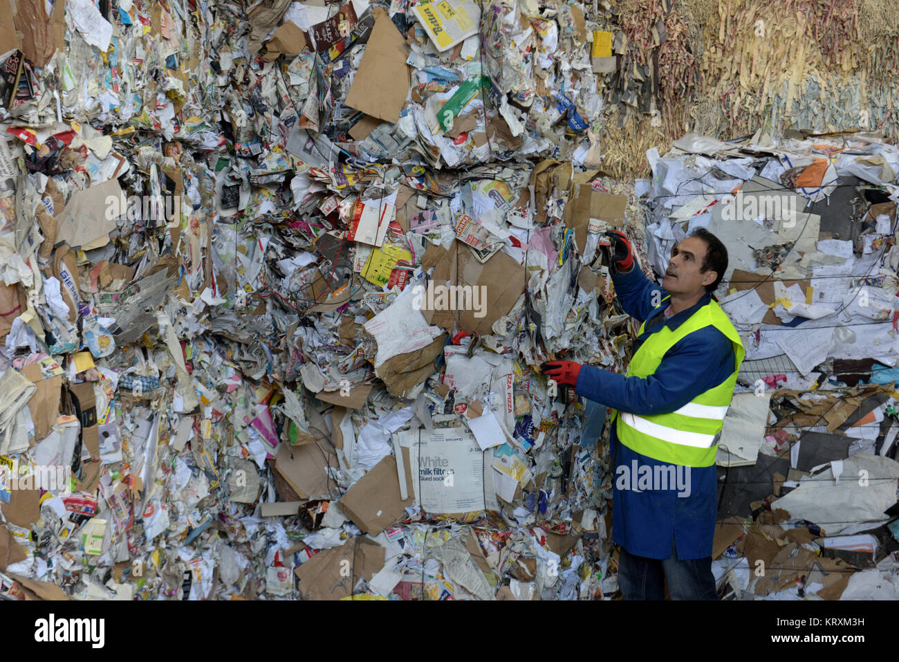 Augsburg, Germany. 15th Dec, 2017. Site manager Xhavit Pillana controls ...