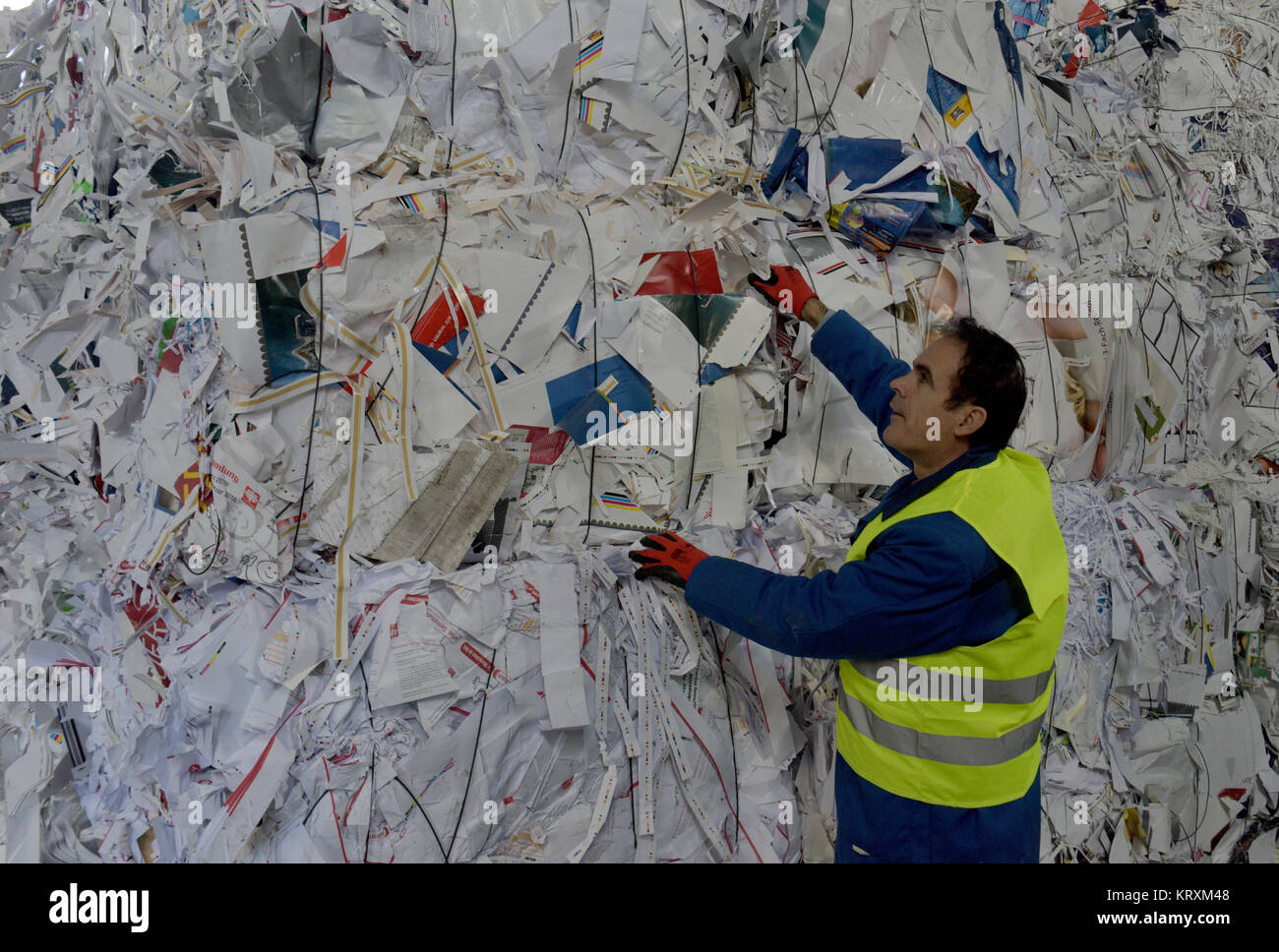 Augsburg, Germany. 15th Dec, 2017. Site manager Xhavit Pillana controls ...