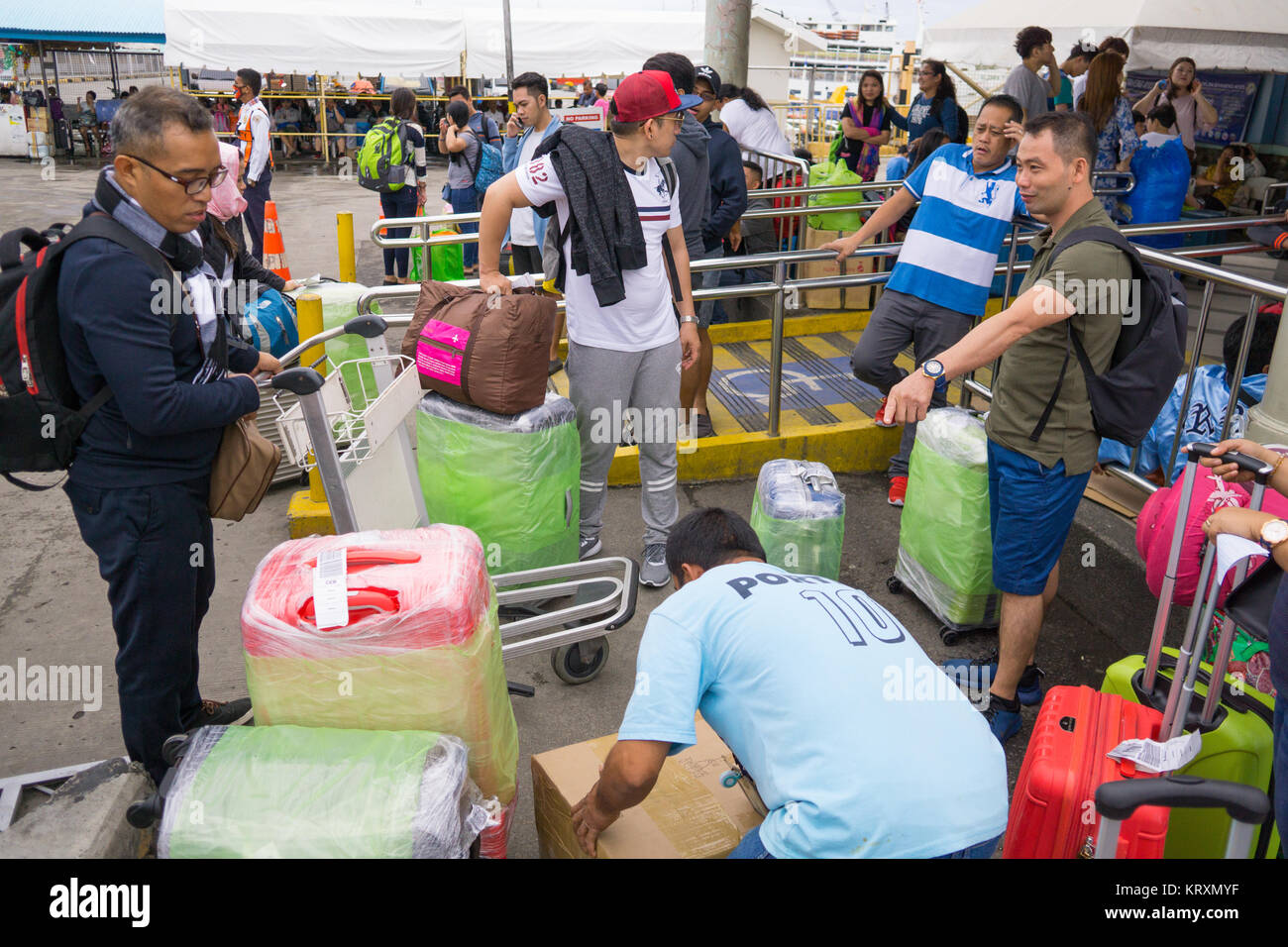 Cebu, Phillipines . 22nd Dec, 2017. With Tropical Storm Vinta about to ...