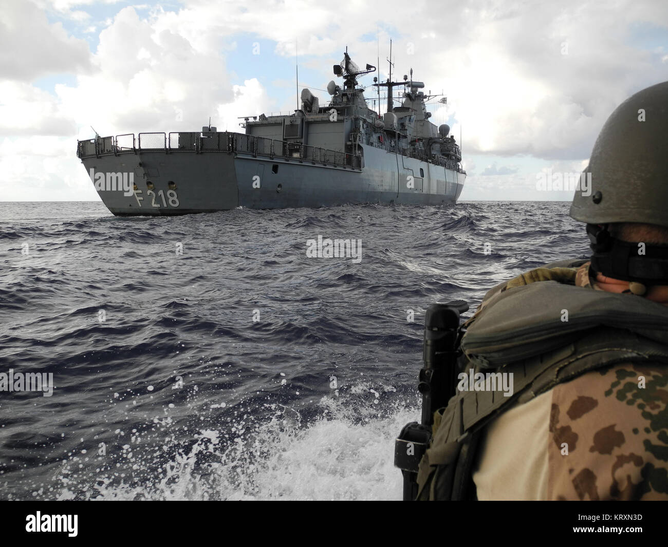 The German frigate 'Mecklenburg Vorpommern' sails off the Libyan coast ...