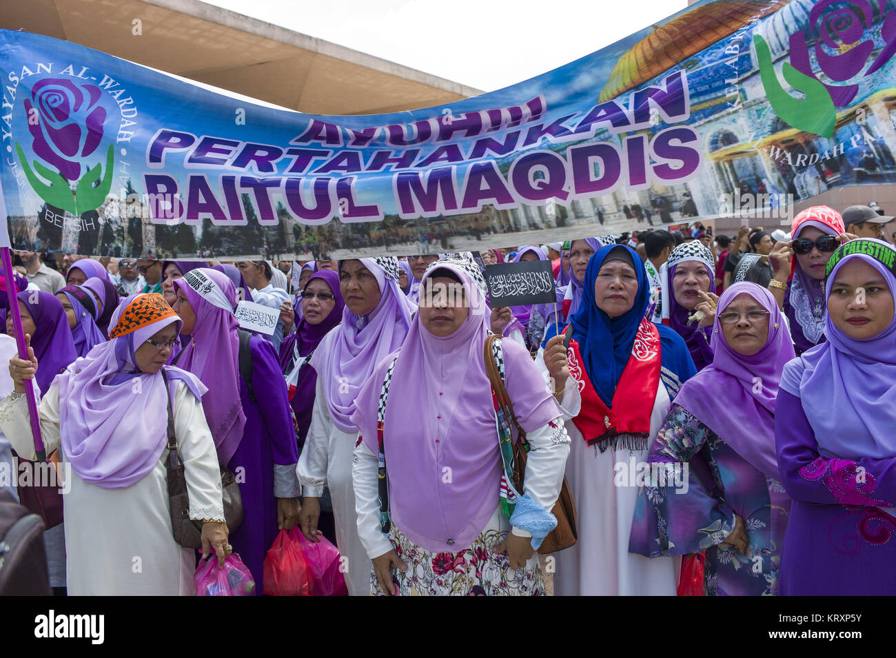 Kuala Lumpur, MALAYSIA. 22nd Dec, 2017. Malaysian muslilm women hold ...
