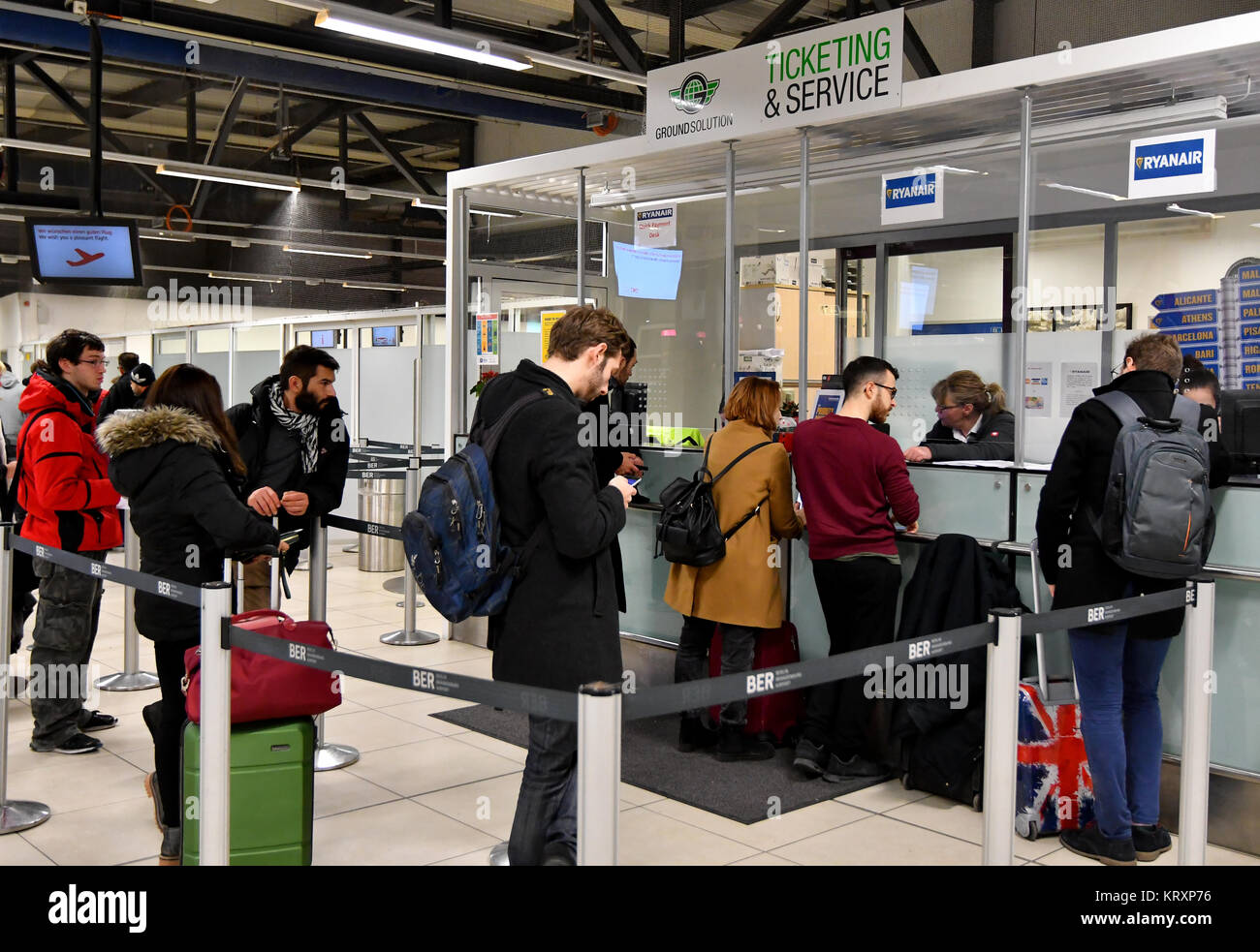 Schoenefeld Airport, Berlin, Germany. 22nd Dec, 2017. Passengers stand ...