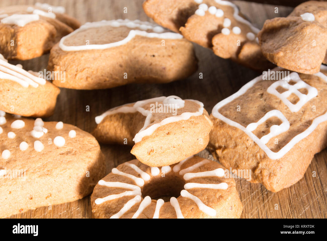 Wooden plate with gingerbread cookies Stock Photo - Alamy