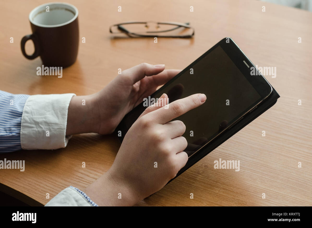 Peeking over desk hi-res stock photography and images - Alamy