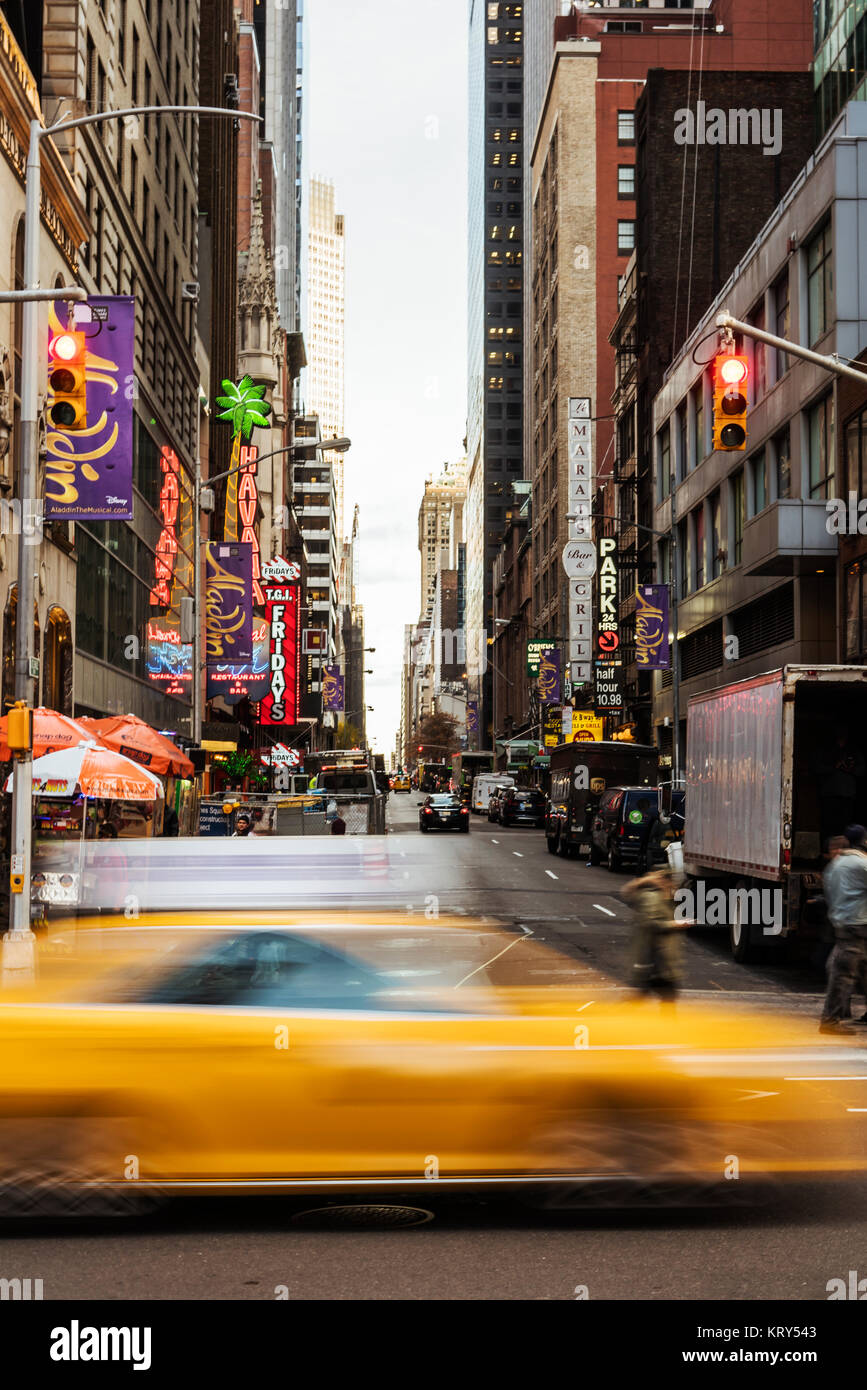 Yellow taxi in new york hi-res stock photography and images - Alamy