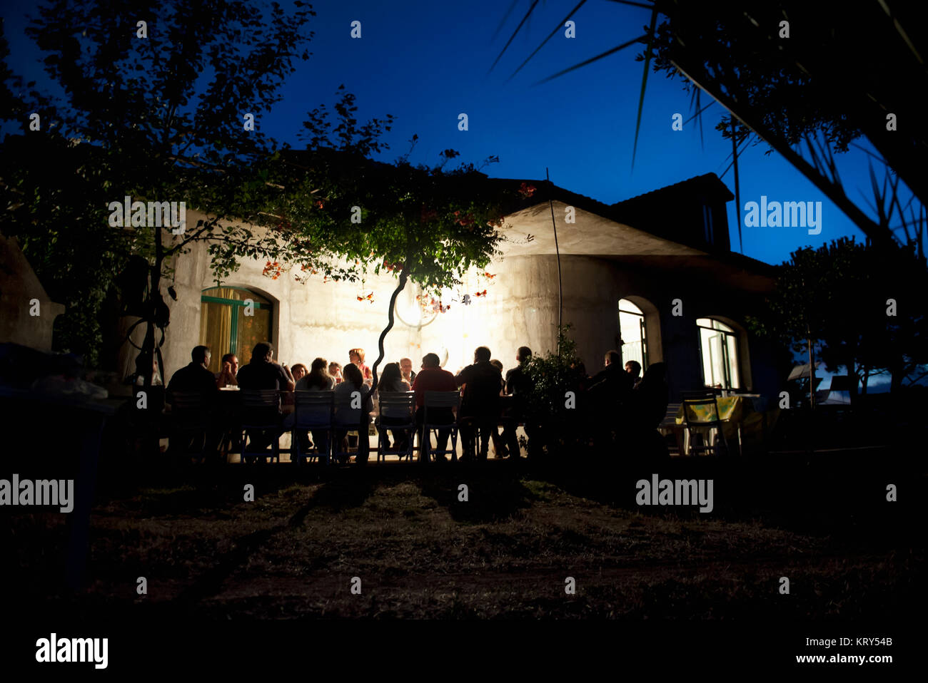 Silhouette of people at a restaurant hi-res stock photography and ...