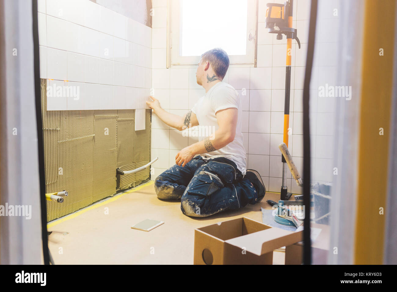 Man tiling bathroom hi-res stock photography and images - Alamy