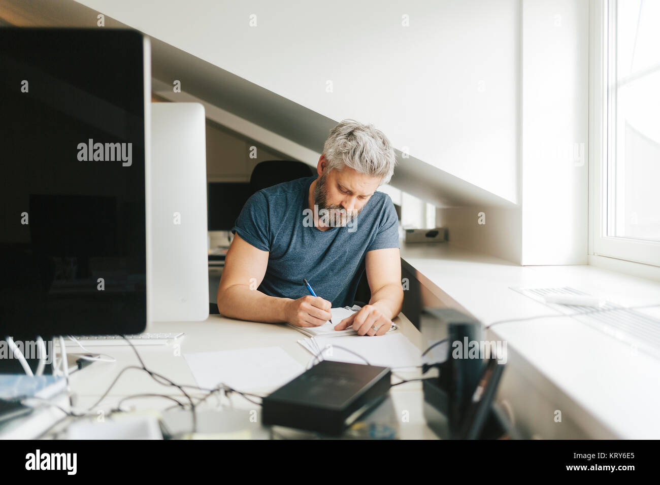 Man office desk hi-res stock photography and images - Alamy