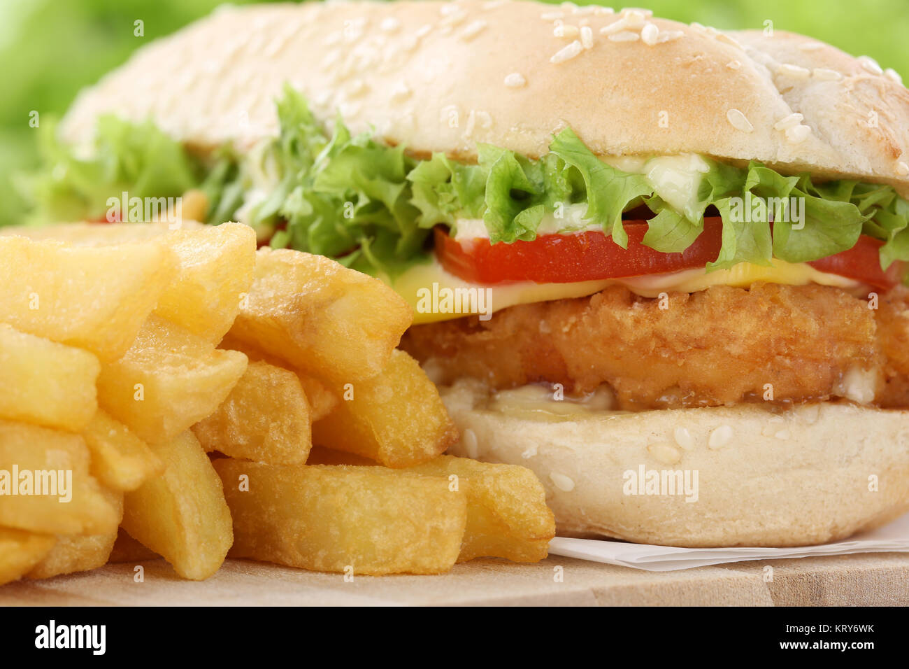 Chickenburger Chicken Hühnchen Burger Hamburger mit Pommes Frites ...