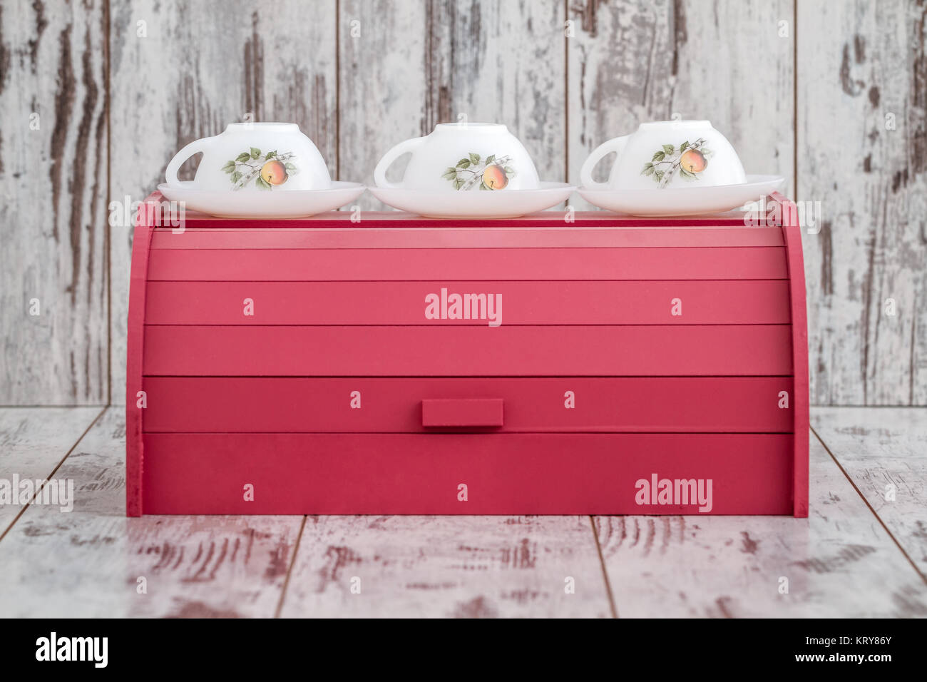 Vintage modern kitchen bin hi-res stock photography and images - Alamy