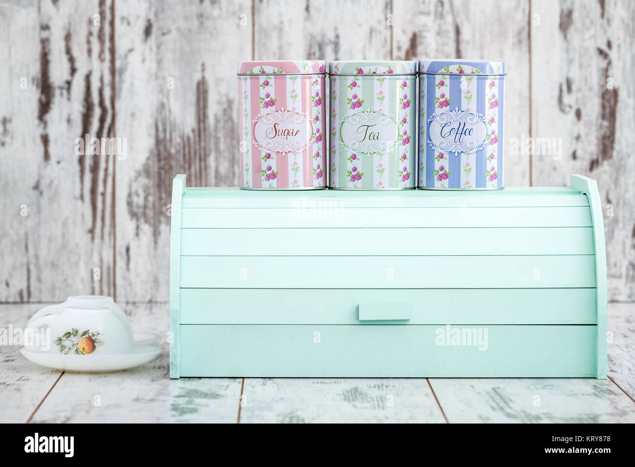 Vintage modern kitchen bin hi-res stock photography and images - Alamy