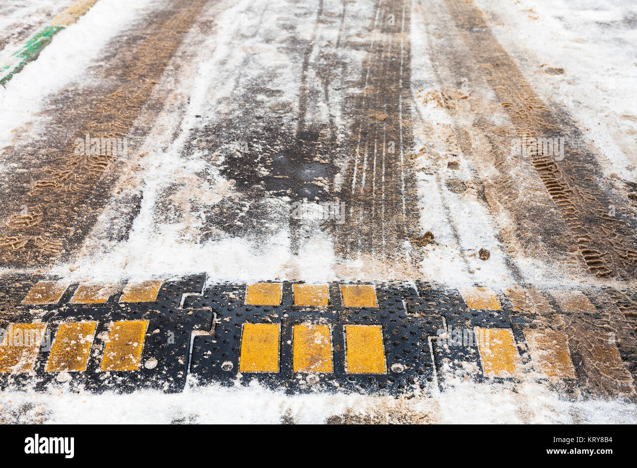 Speedbumps hi-res stock photography and images - Alamy