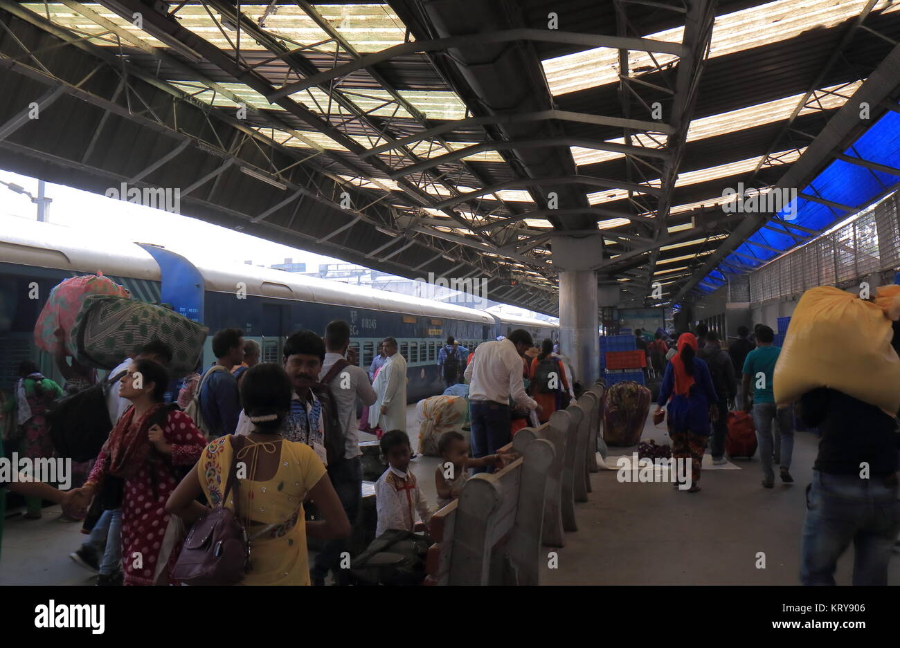 New delhi railway station platform hi-res stock photography and images ...