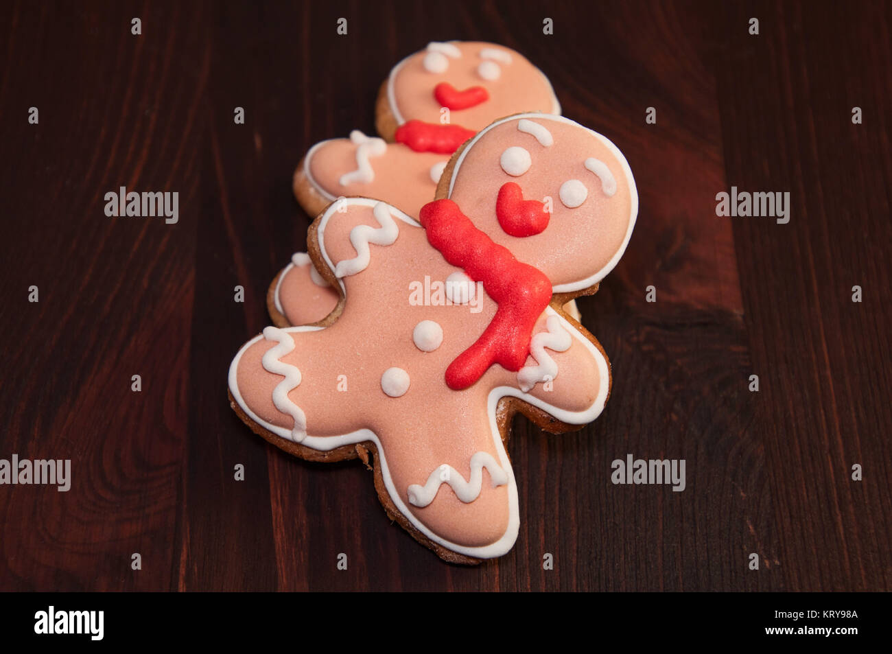 Two edible gingerbread man Stock Photo - Alamy