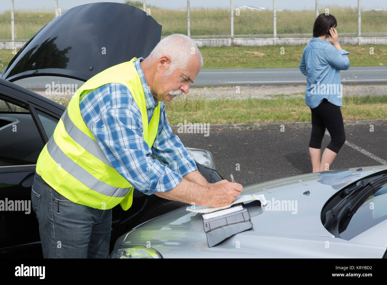 people dealing with car accident Stock Photo - Alamy