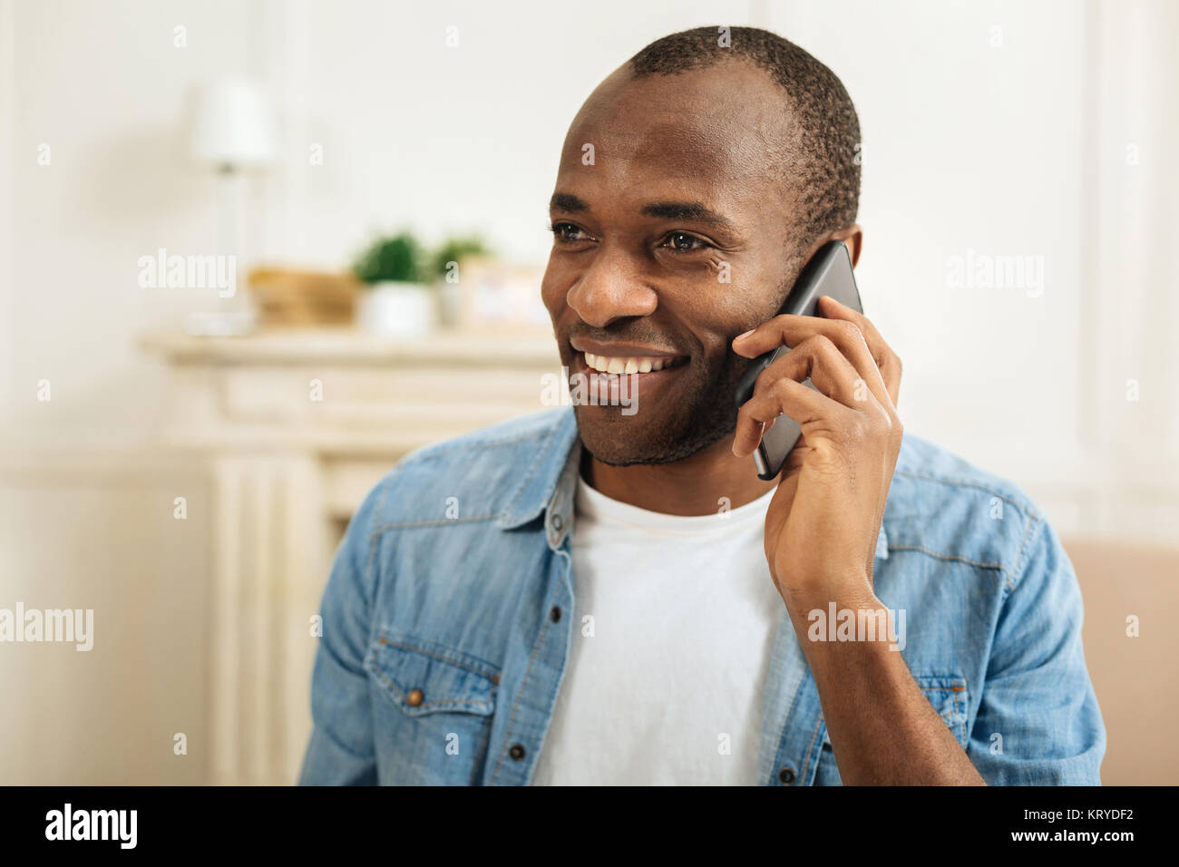 Happy smiling man talking on the phone Stock Photo - Alamy