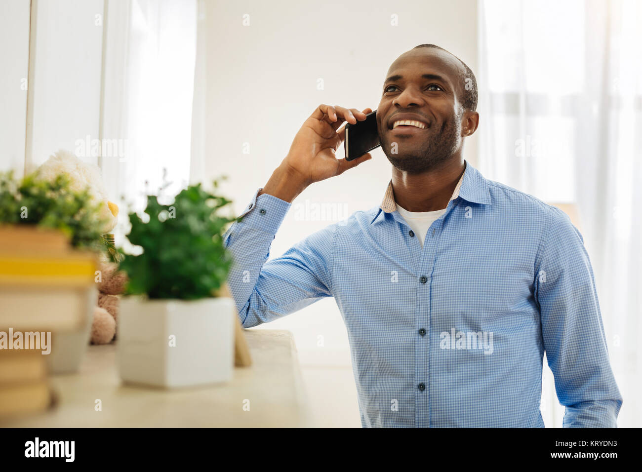 Happy smiling man talking on the phone Stock Photo - Alamy