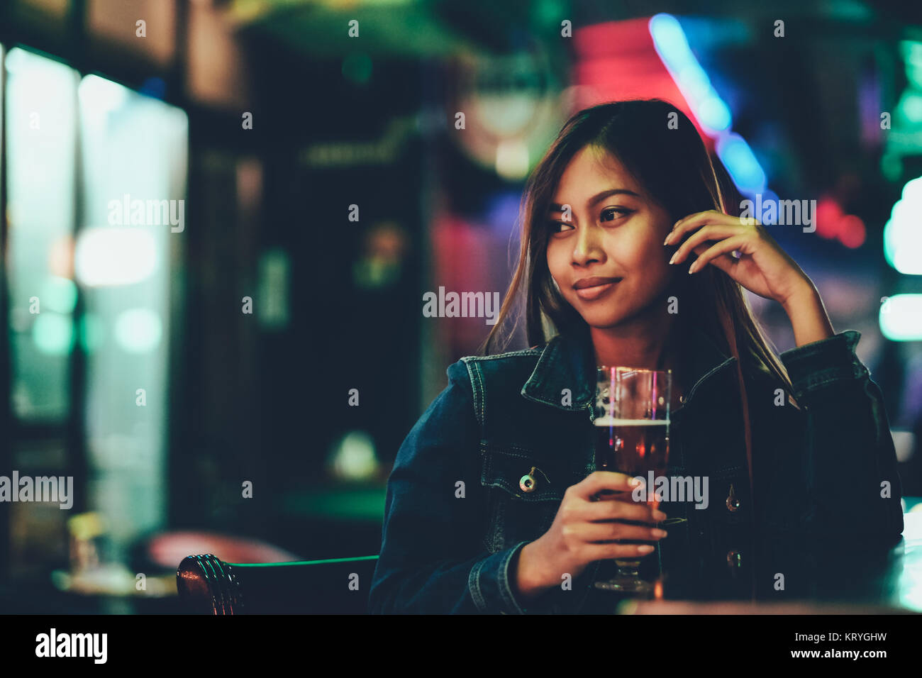 Girl in a night club drinking beer Stock Photo - Alamy